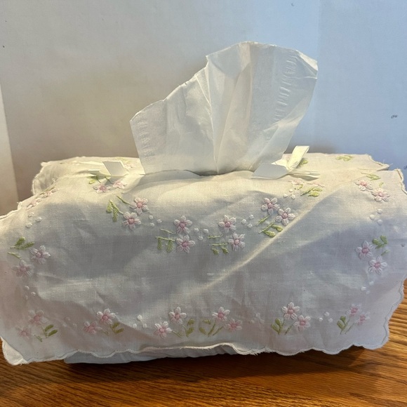 Accents | Vintage Floral Embroidered Tissue Box Cover Romantic Grandma ...